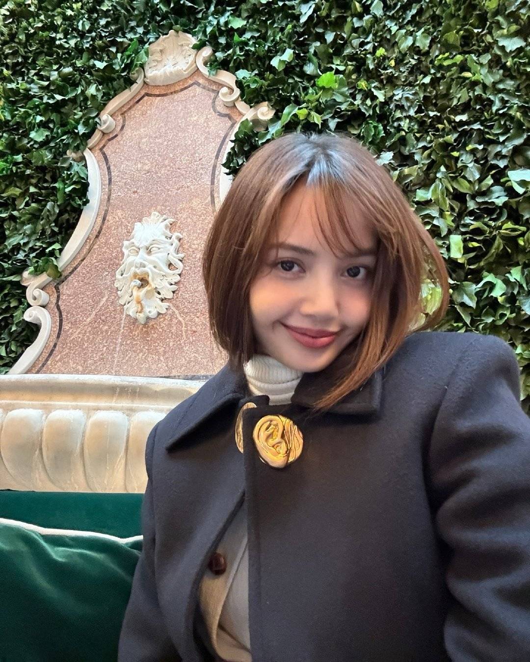 LV三公子带LISA买包被偶遇 两人低声交流显亲密_恋情_照片_网友