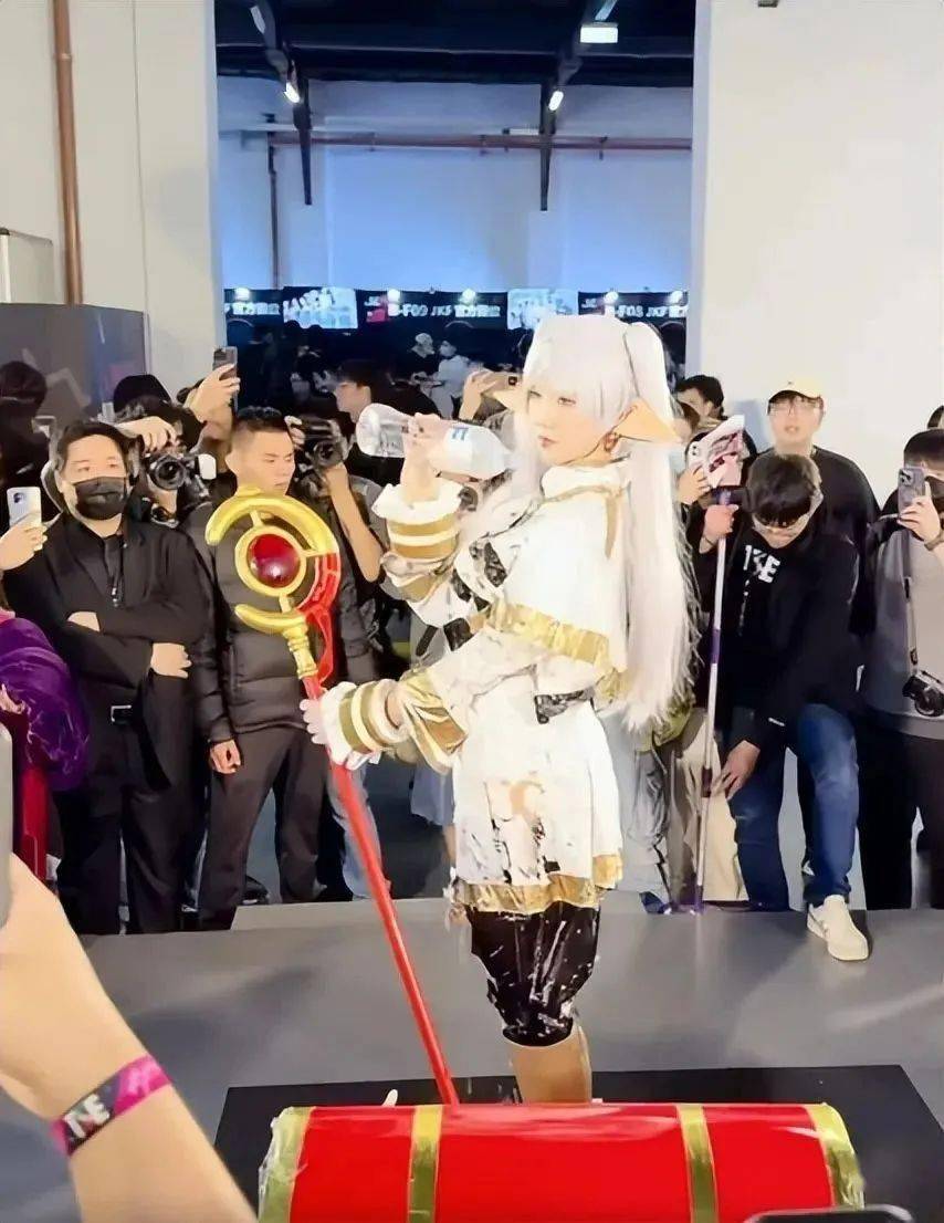 擦边还是还原？成人展coser当众表演“溶衣”名场面，芙莉莲 变"福利莲"引官方硬气回应-7.GAME_微博_Fanza_内容