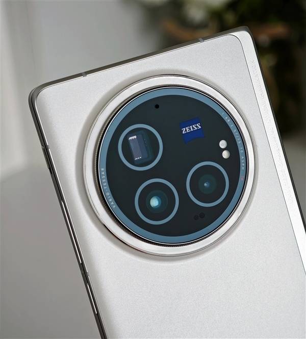 影像无敌！vivo X100 Ultra外观渲染图出炉_该机_搭载_蔡司