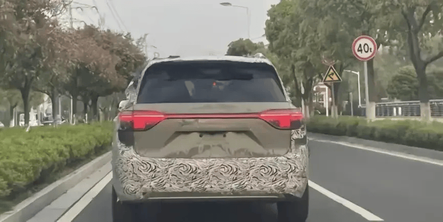 华为问界首款7座SUV曝光，疑似命名问界M8！_搜狐汽车_搜狐网