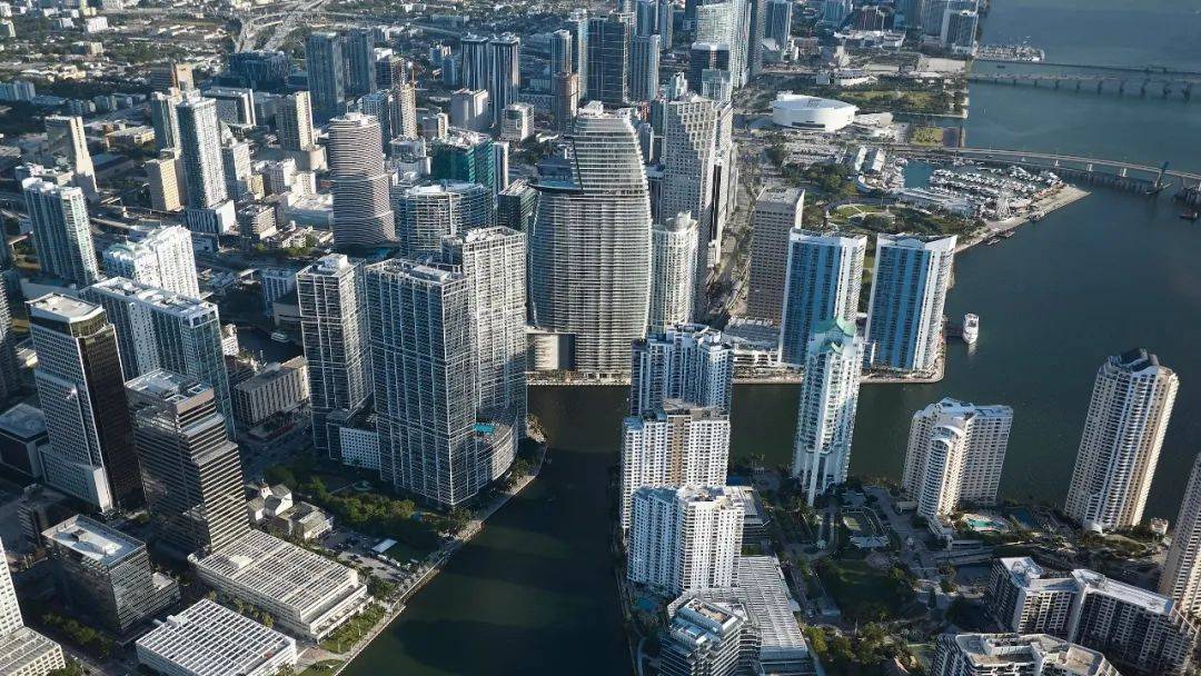 阿斯顿·马丁首座豪华住宅楼交付，迈阿密1700平顶层公寓卖三亿！_建筑_的设计_中心