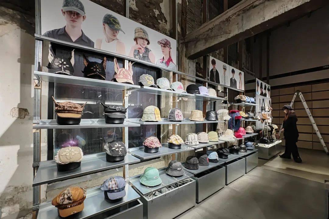 数百款产品、可打造专属的饰品…愚园路上这家帽子专卖店潮流感十足！_品牌_顾客_棒球帽