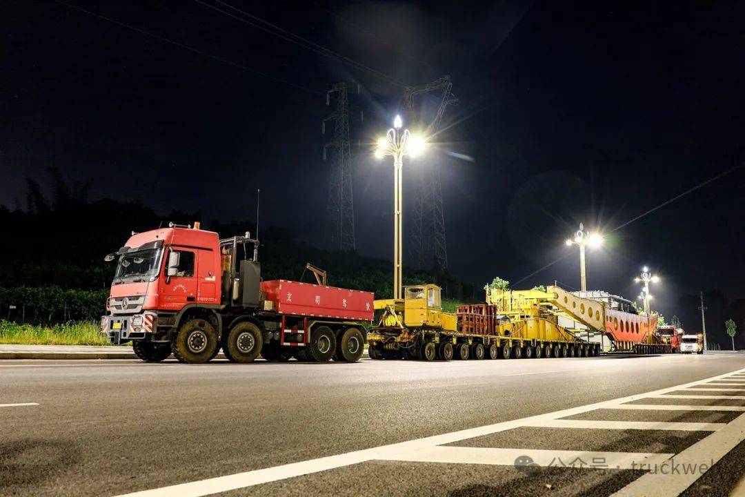 重庆最重电气设备运输 跟车体验梅赛德斯-奔驰Arocs 4863 SLT 8x8大件牵引车_搜狐汽车_搜狐网