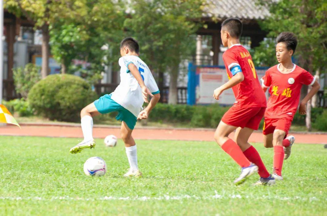 比赛进行时 | 校园组（男、女）小组赛结束，8支队伍晋级；俱乐部组（U8、U10、U12）循环赛进行中_男子组_小学_足球