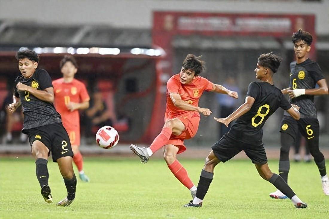 武汉三镇队员艾菲尔丁头球破门，U21国足1比0马来西亚U20迎两连胜_比赛日_中国_上半场