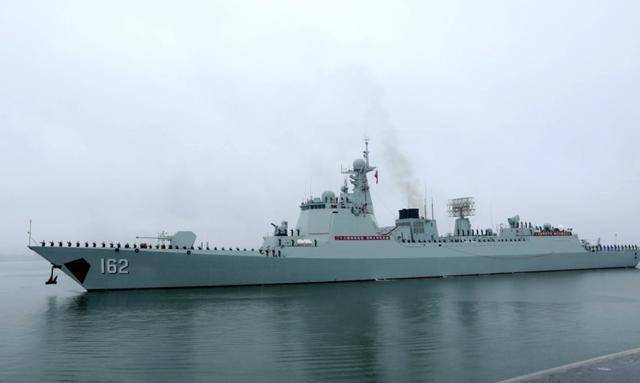 美记者曾登上中国052D，被眼前一幕惊讶到：7000吨巨舰还能这样？_军舰_美国_泽维尔·瓦瓦瑟