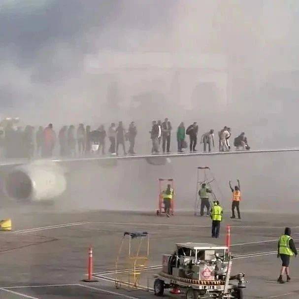 出事 | 美国又一客机在机场起火，黑烟滚滚！乘客爬上机翼逃生，多人受伤_架飞机_丹佛_停机坪