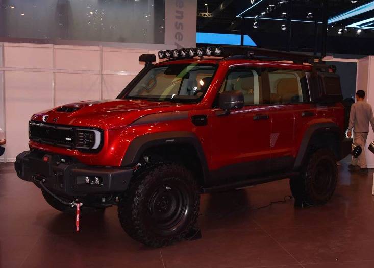 硬派越野新对决！BJ40增程赤兔版VS坦克300虎克版，原厂改装谁更撩人？_搜狐汽车_搜狐网
