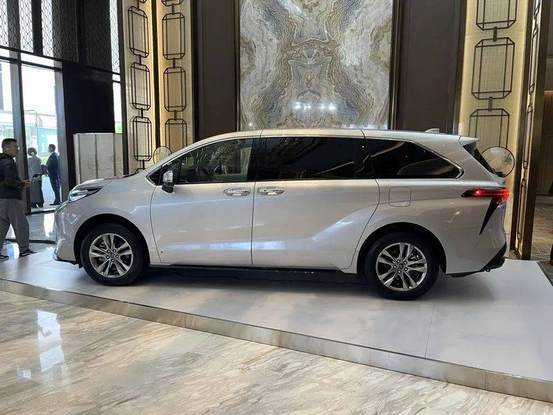 丰田MPV"赛那SIENNA"疯狂降价，包牌25万多太猛了_搜狐汽车_搜狐网
