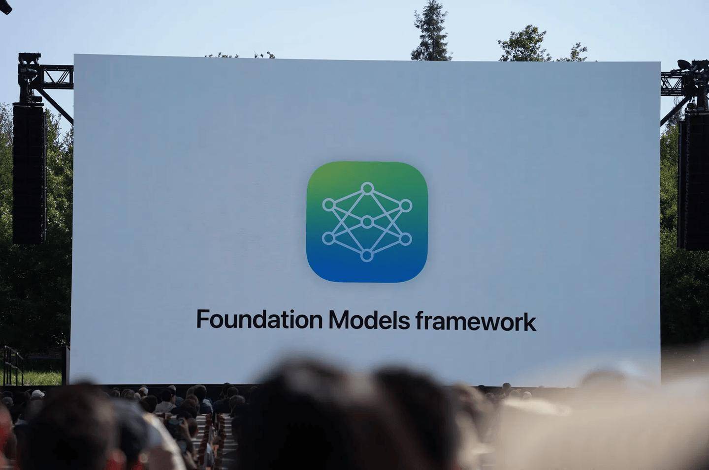 苹果WWDC 2025发布Foundation模型框架，赋能开发者AI应用新升级_Apple_费德里吉_前瞻