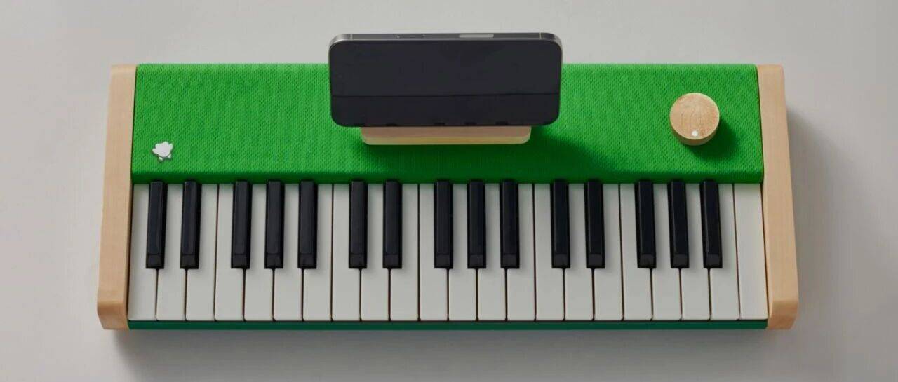 Duolingo不只提供软件，在2024年曾联名推出一款钢琴硬件_Loog_电子_版本