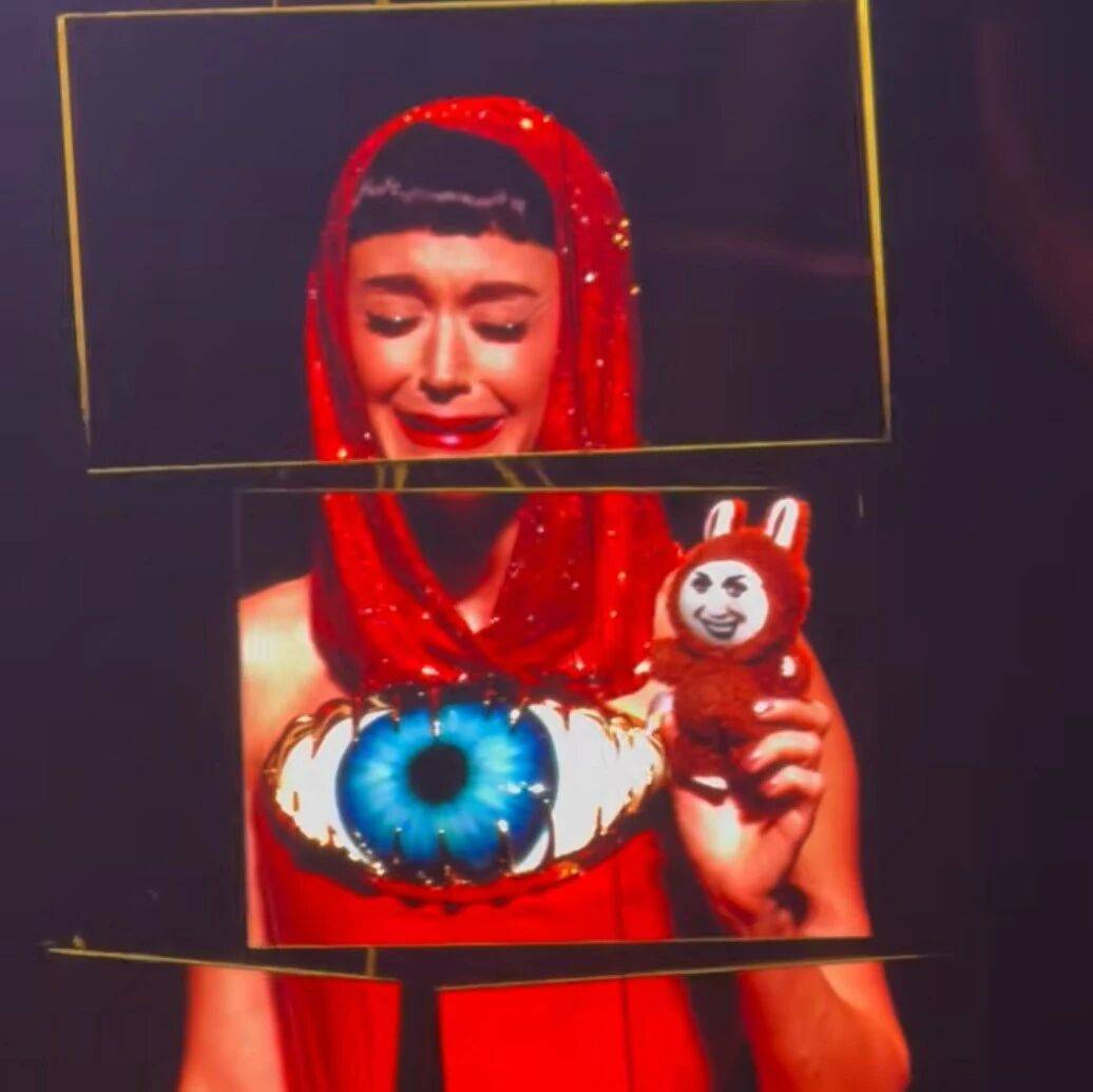 水果姐 Katy Perry 演唱会跟果图玩偶“laguoguo”合影_搞了_Labubu_表情